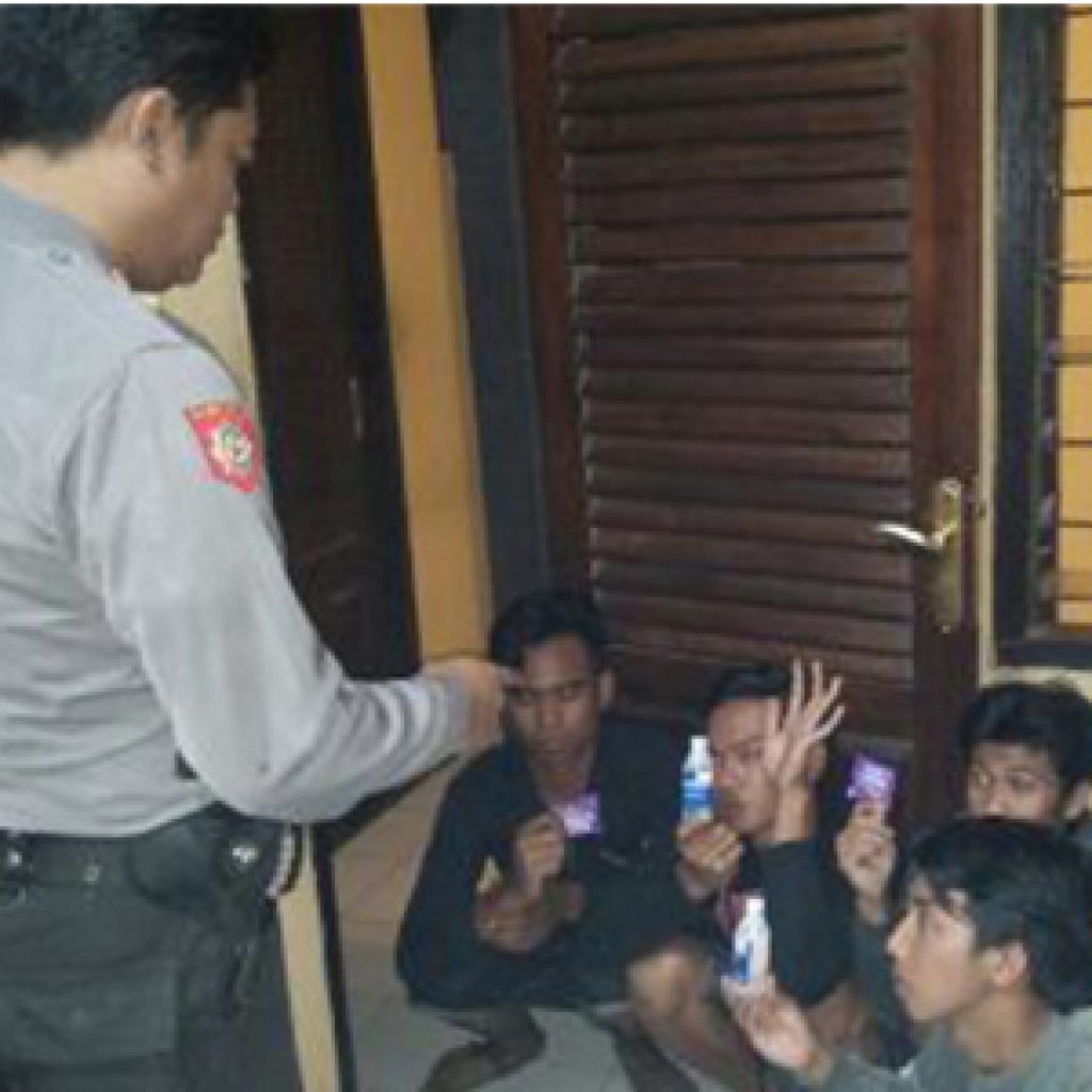 Mabuk Miras dan Bikin Onar, 4 Pemuda Tanggung di Bangsalsari Jember ... Mabuk Miras dan Bikin Onar, 4 Pemuda Tanggung di Bangsalsari Jember ...