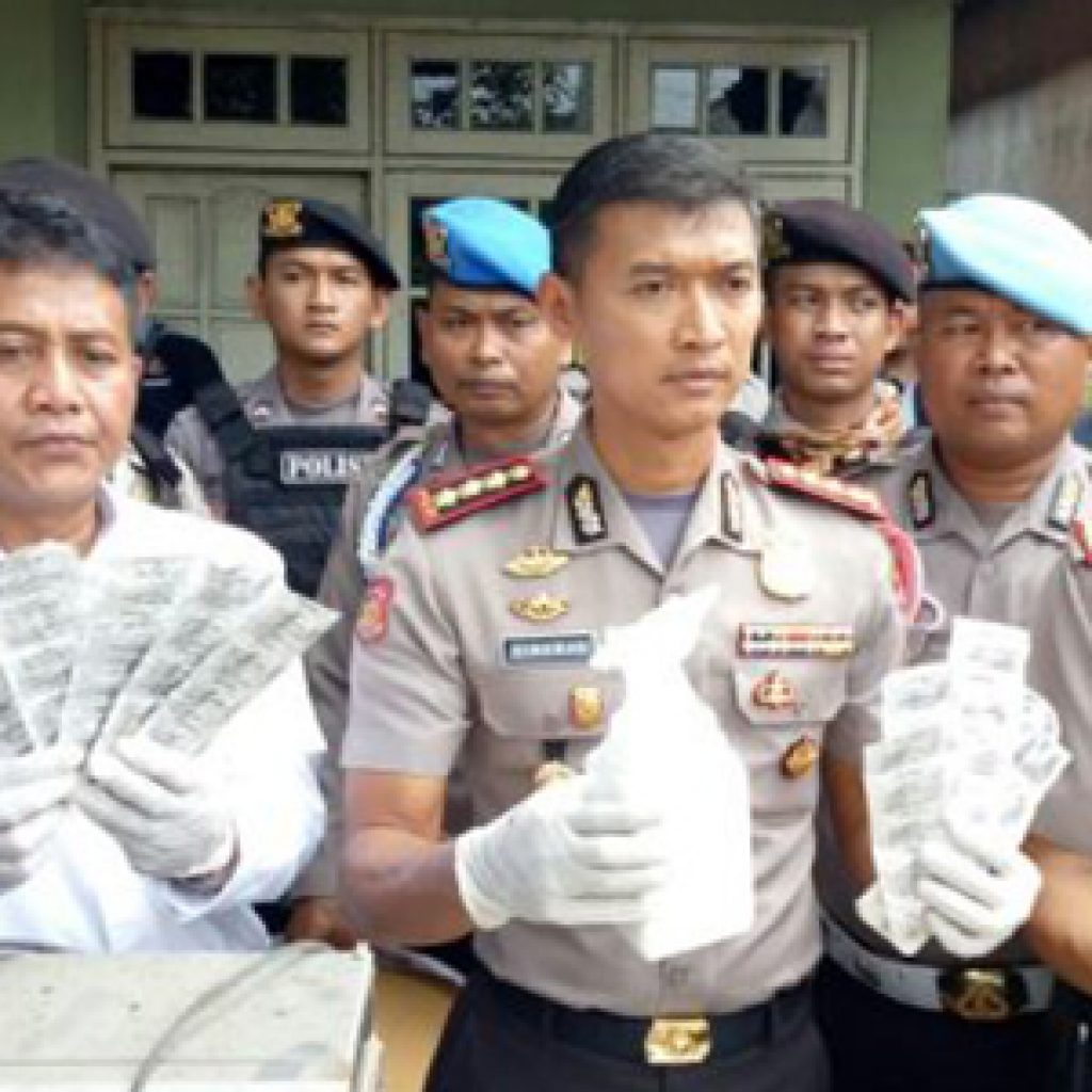 Gerebek Rumah Kontrakan, Polres Sidoarjo Sita Jutaan Pil PCC | Teras Jatim Gerebek Rumah Kontrakan, Polres Sidoarjo Sita Jutaan Pil PCC | Teras Jatim
