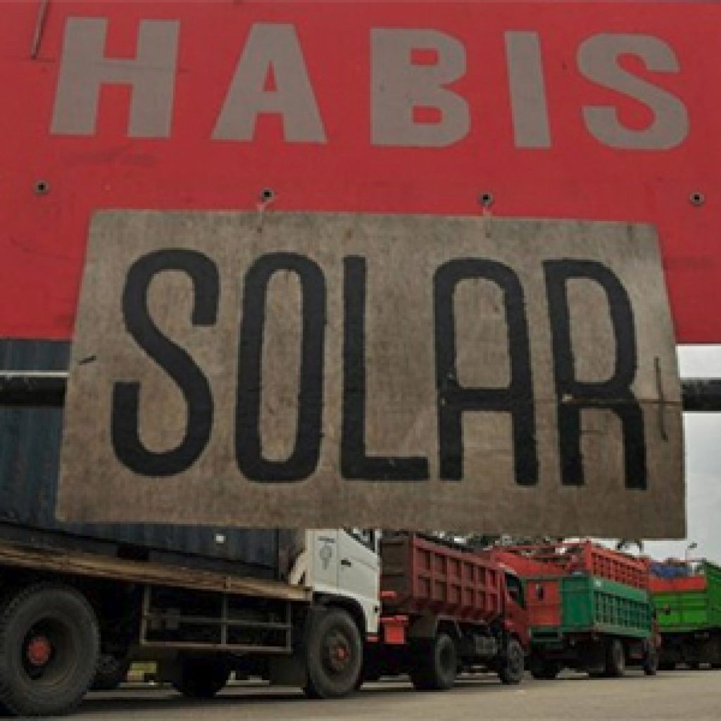 BBM Jenis Solar Langka, Puluhan Sopir Trailer Wadul ke DPRD Jatim ... BBM Jenis Solar Langka, Puluhan Sopir Trailer Wadul ke DPRD Jatim ...